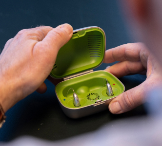 Kan je hoorapparaten en een hoofdtelefoon combineren? | Lapperre